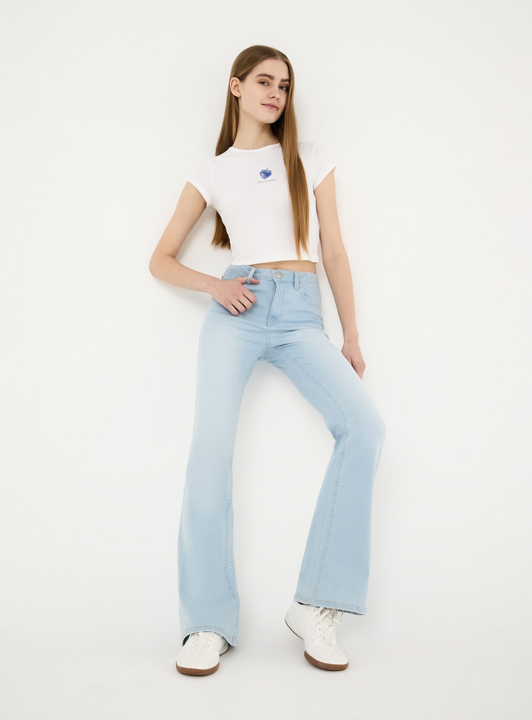 blu denim e çelët Jeans të ndritshëm me fund të gjerë dhe brez të lartë ...