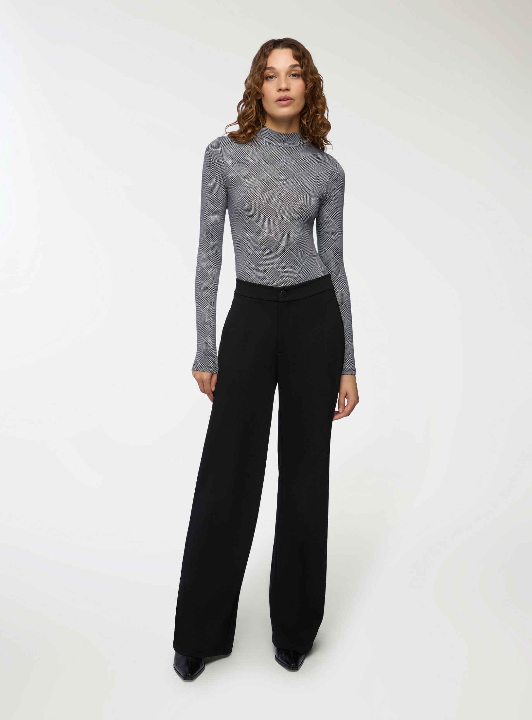 Body z golfem w fantazyjny wzór War. czarny - Kup online | Terranova sklep