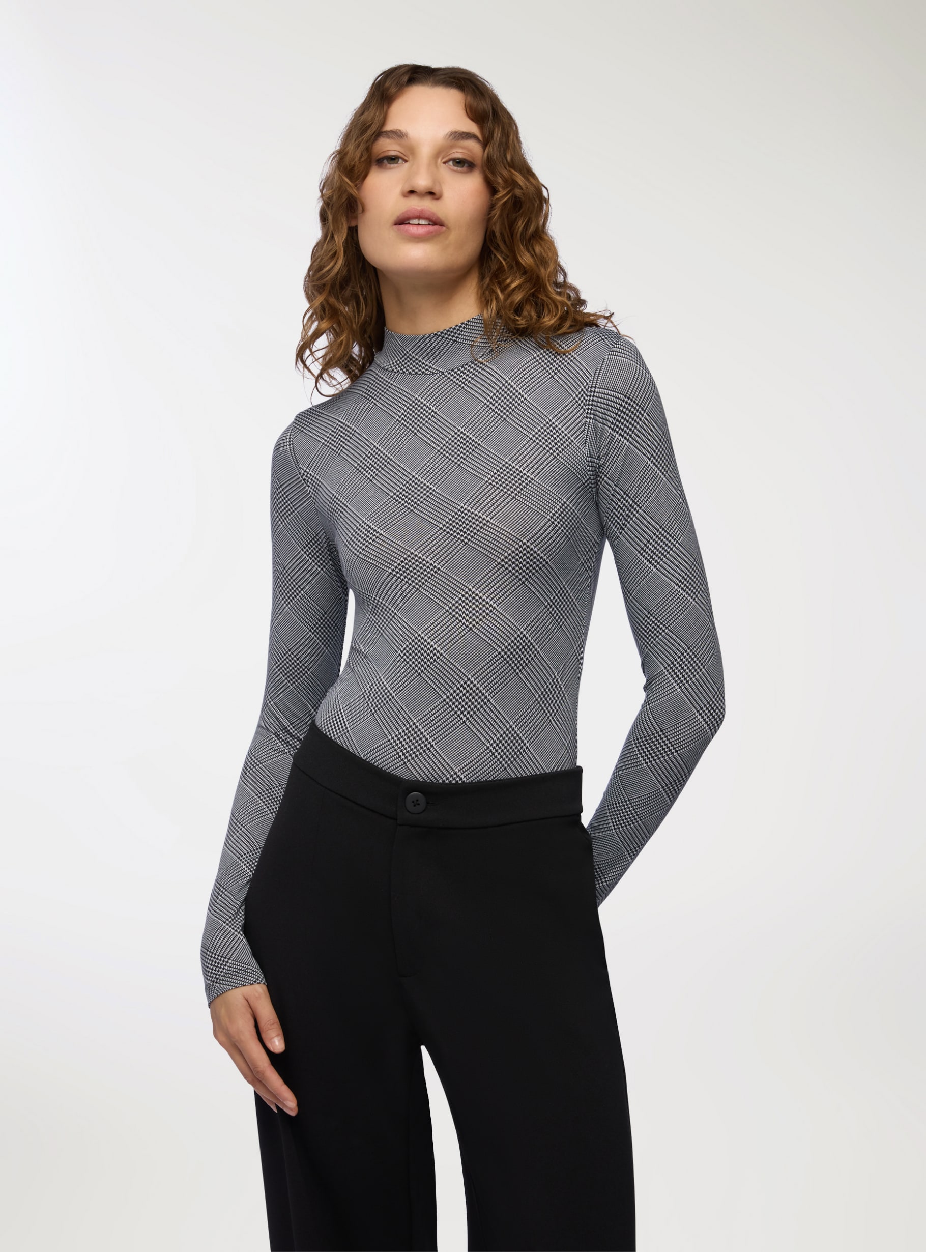 Body z golfem w fantazyjny wzór War. czarny - Kup online | Terranova sklep