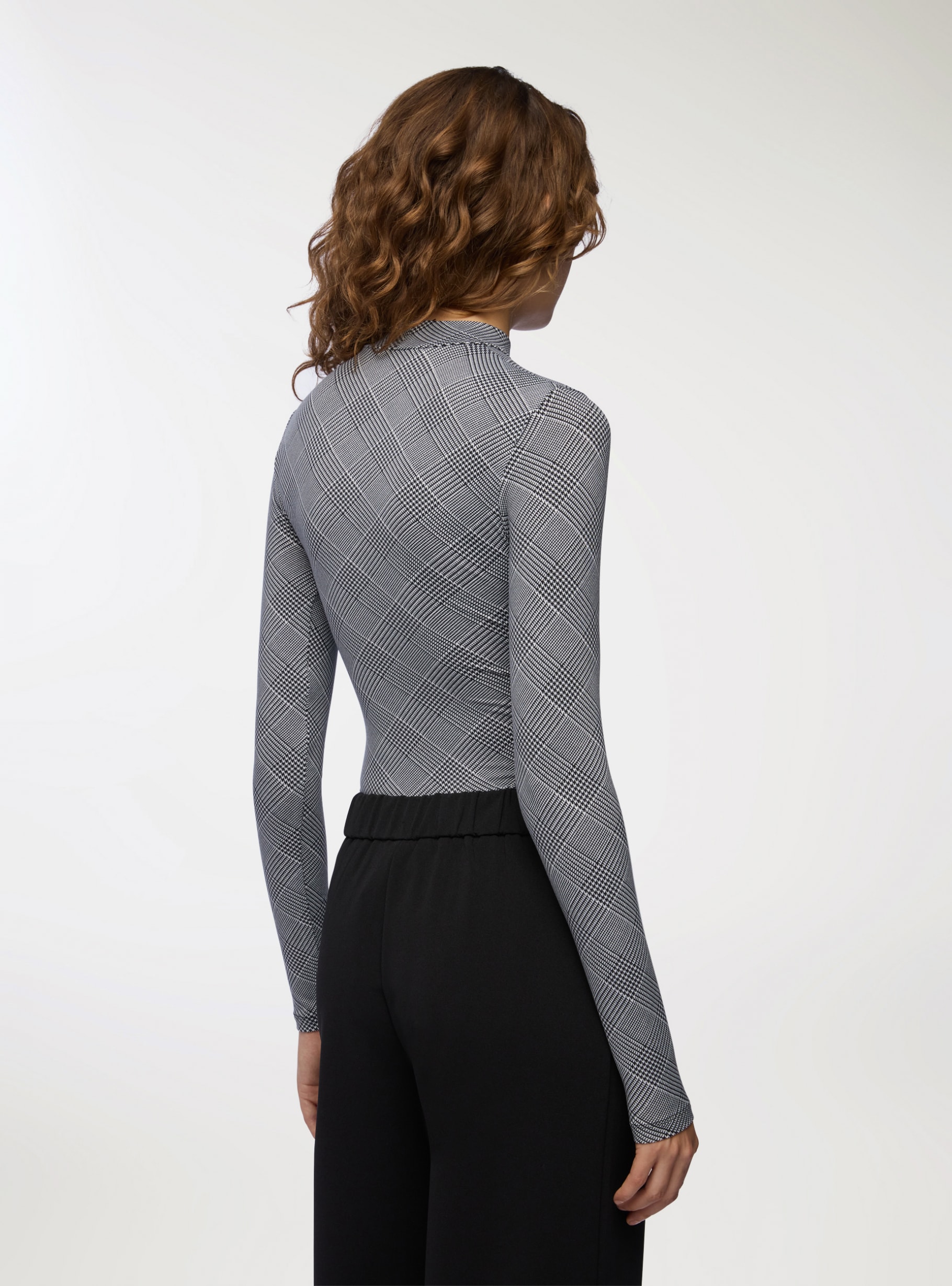 Body z golfem w fantazyjny wzór War. czarny - Kup online | Terranova sklep